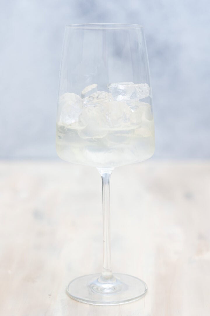 5 Minute Elderflower Spritz Cocktail w/ Prosecco - Cup of Zest